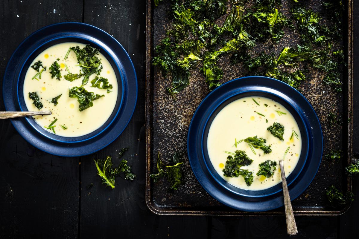 Bohnensuppe mit Federkohl-Chips - Rezepte | fooby.ch