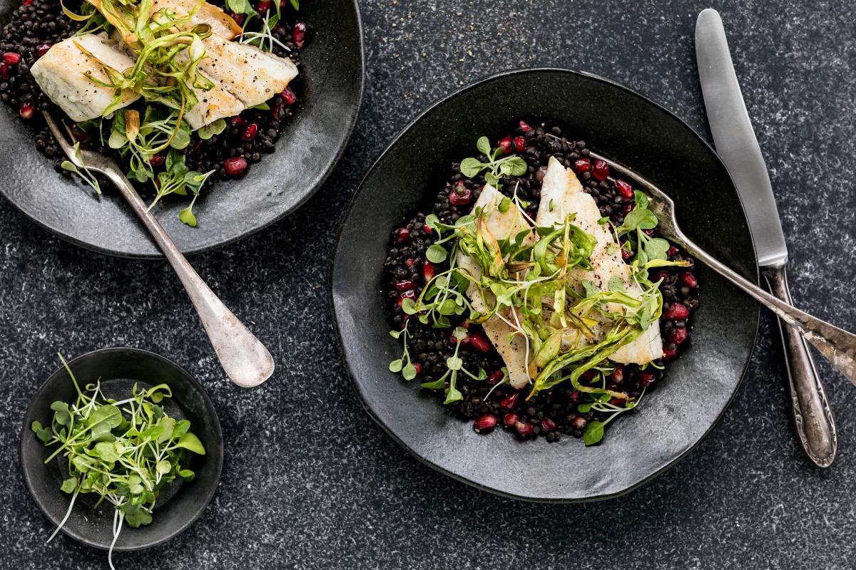 Wolfsbarschfilet mit Belugalinsensalat - Rezepte | fooby.ch