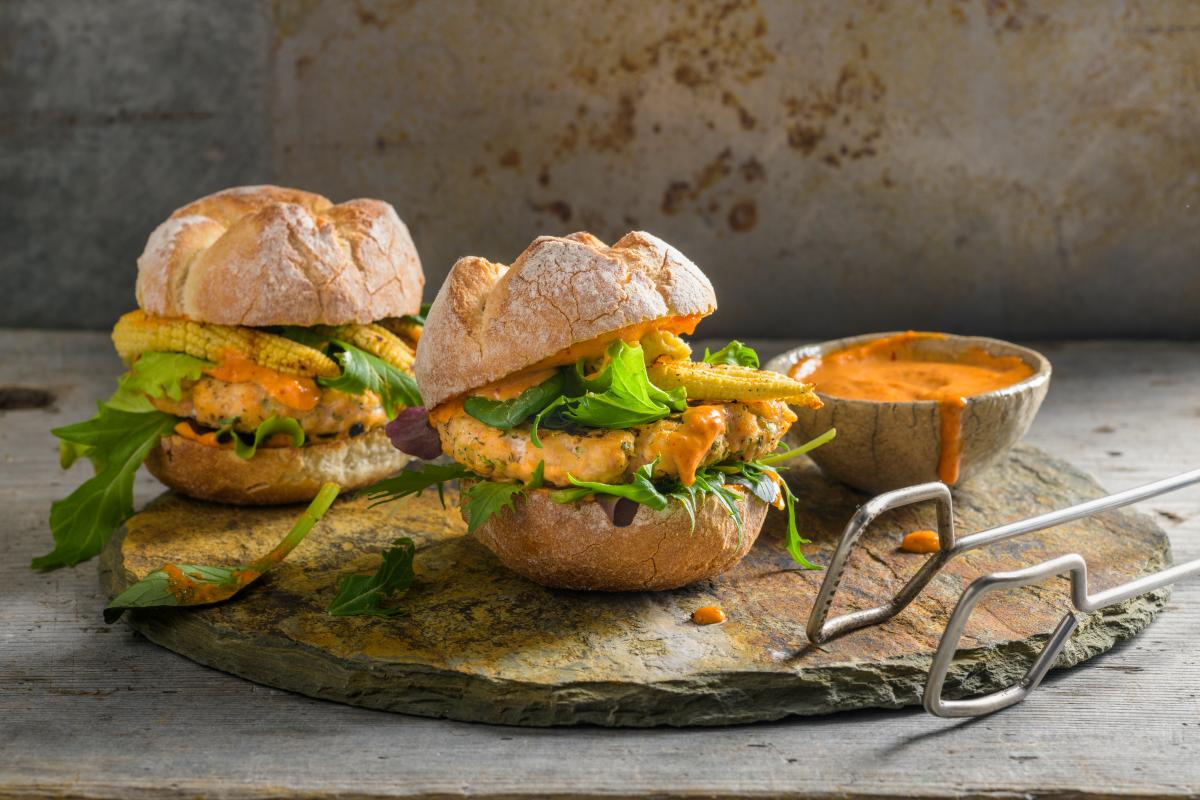 Fisch-Burger mit Maiskölbchen - Rezepte | fooby.ch