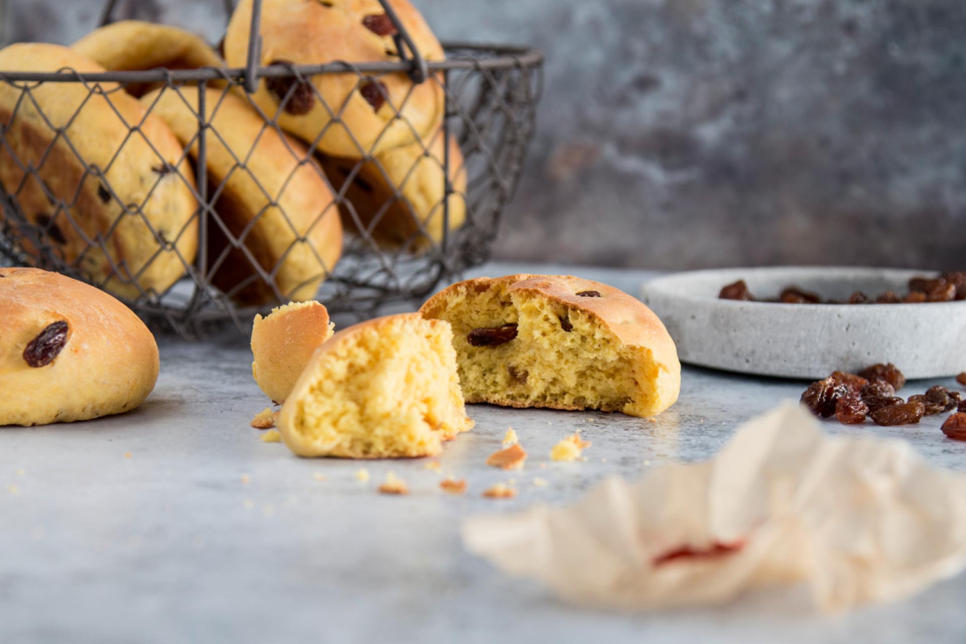 Saffron buns with raisins | Supplements and sauces | coop.ch
