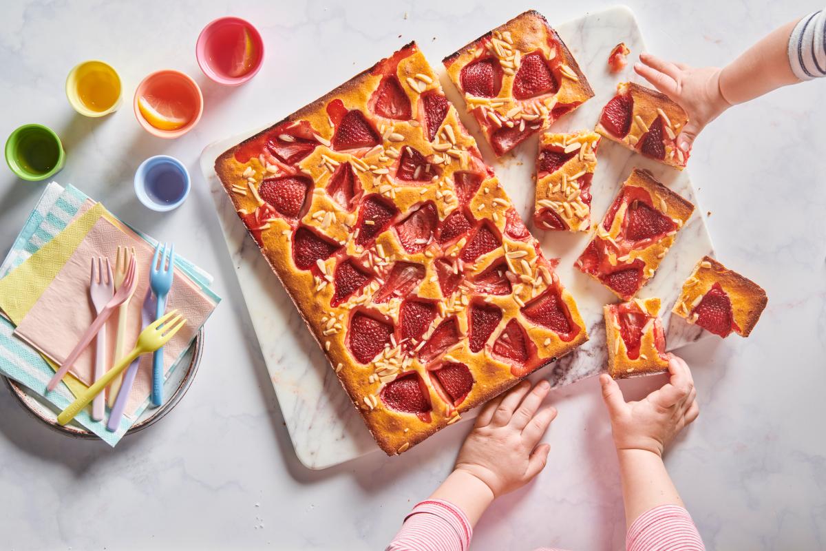 Becherli-Erdbeer-Blechkuchen - Rezepte | little FOOBY