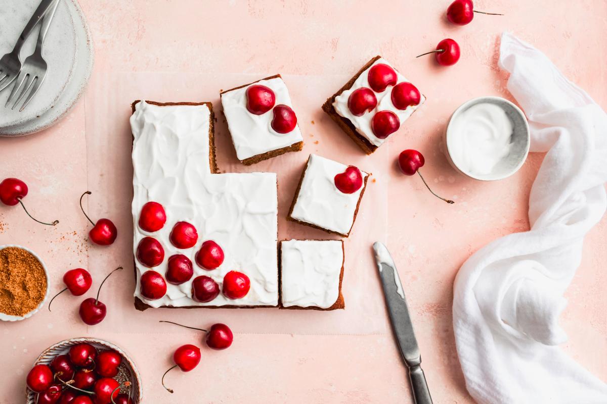 Gâteau aux cerises sur plaque - Recette | fooby.ch