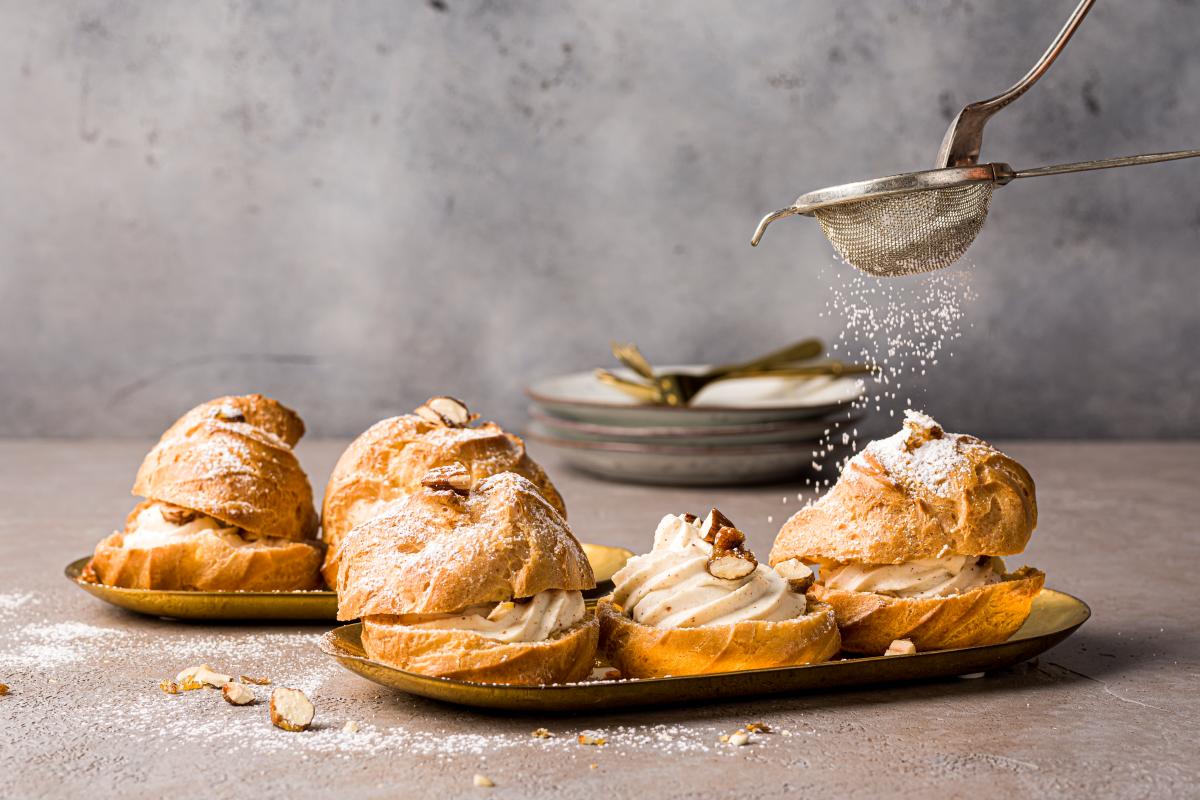 Choux à la crème au croquant noisettes-amandes - Recette | fooby.ch