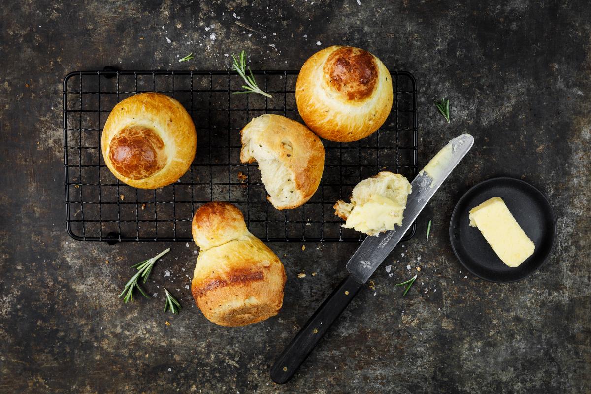 Brioches miel-romarin et beurre à la fleur de sel - Recette | fooby.ch
