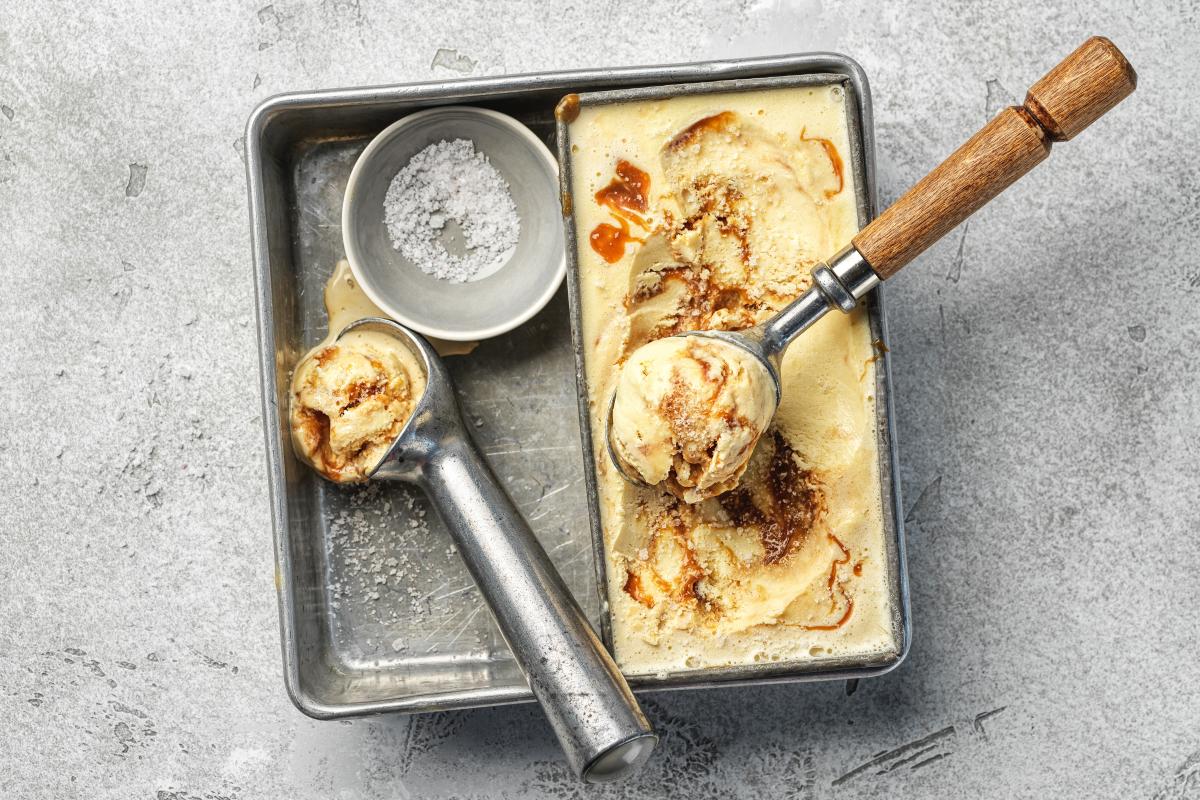 Glace au caramel et à la fleur de sel - Recette | fooby.ch