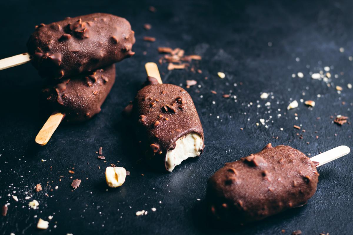 Mini-bâtonnets glacés vegan vanille-chocolat - Recette | fooby.ch