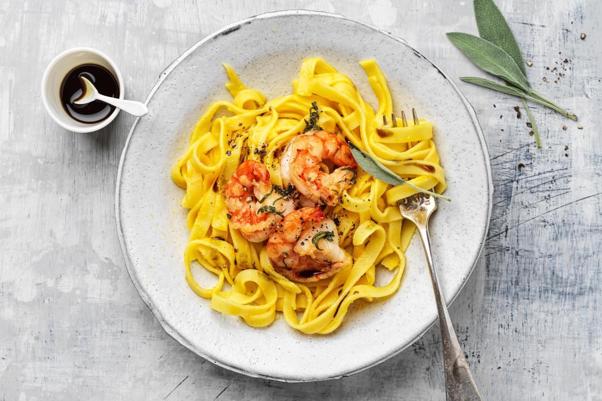 Kürbis-Safran-Pasta mit Crevetten - Rezepte | fooby.ch