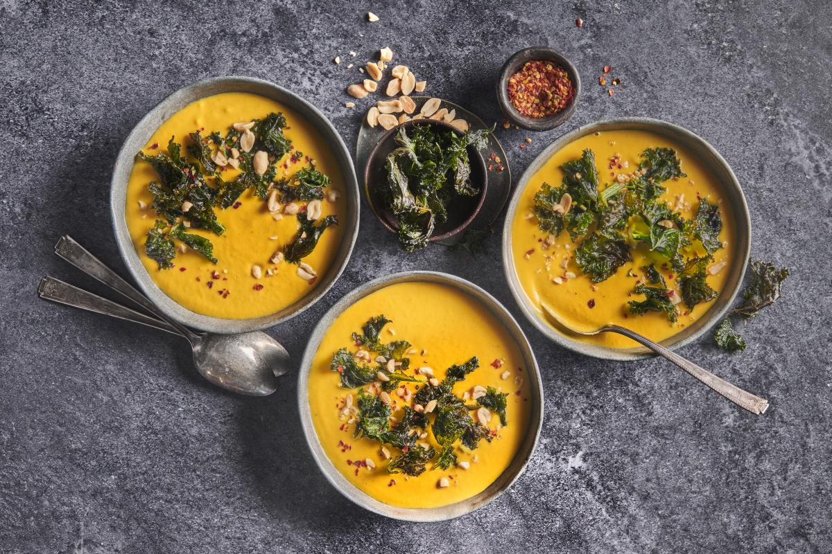 Erdnuss-Rüeblisuppe mit Federkohl Chips - Rezepte | fooby.ch