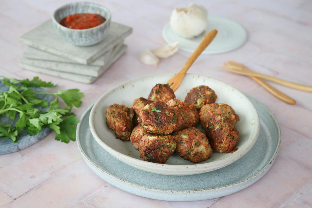 Broccoli-Hackbällchen mit Tomaten-Dip - Rezepte | fooby.ch