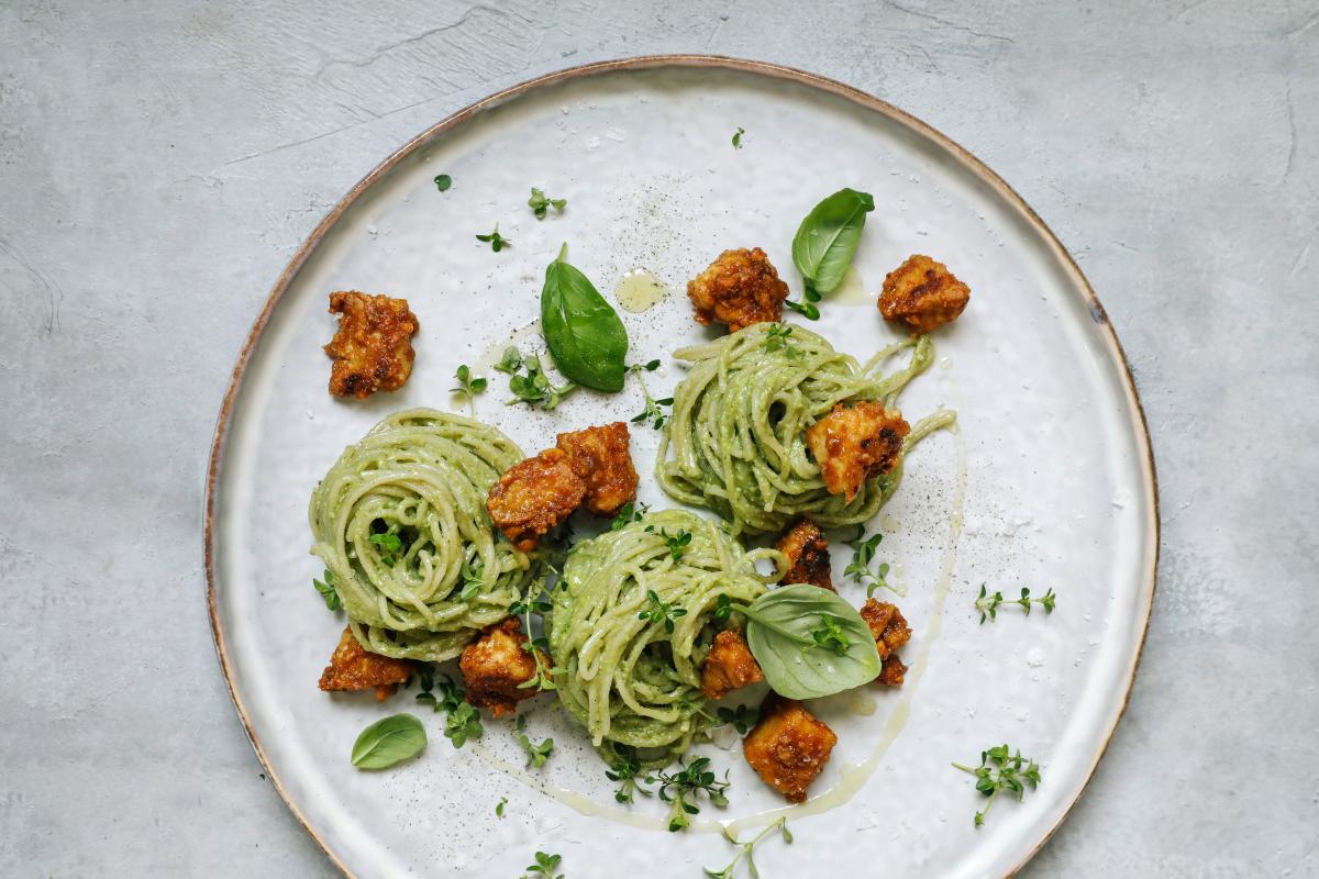 Creamy Pesto Spaghetti mit Erdnuss-Crunch - Rezepte | fooby.ch