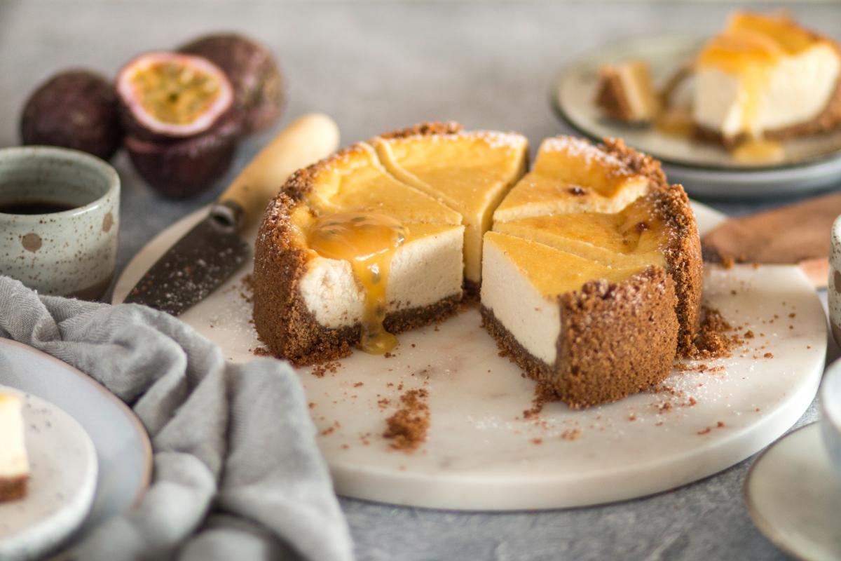 Cheesecake avec curd aux fruits de la passion - Recette | fooby.ch