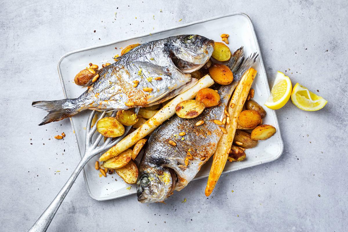 Sea bream with asparagus and pine nut butter - Recipes | fooby.ch