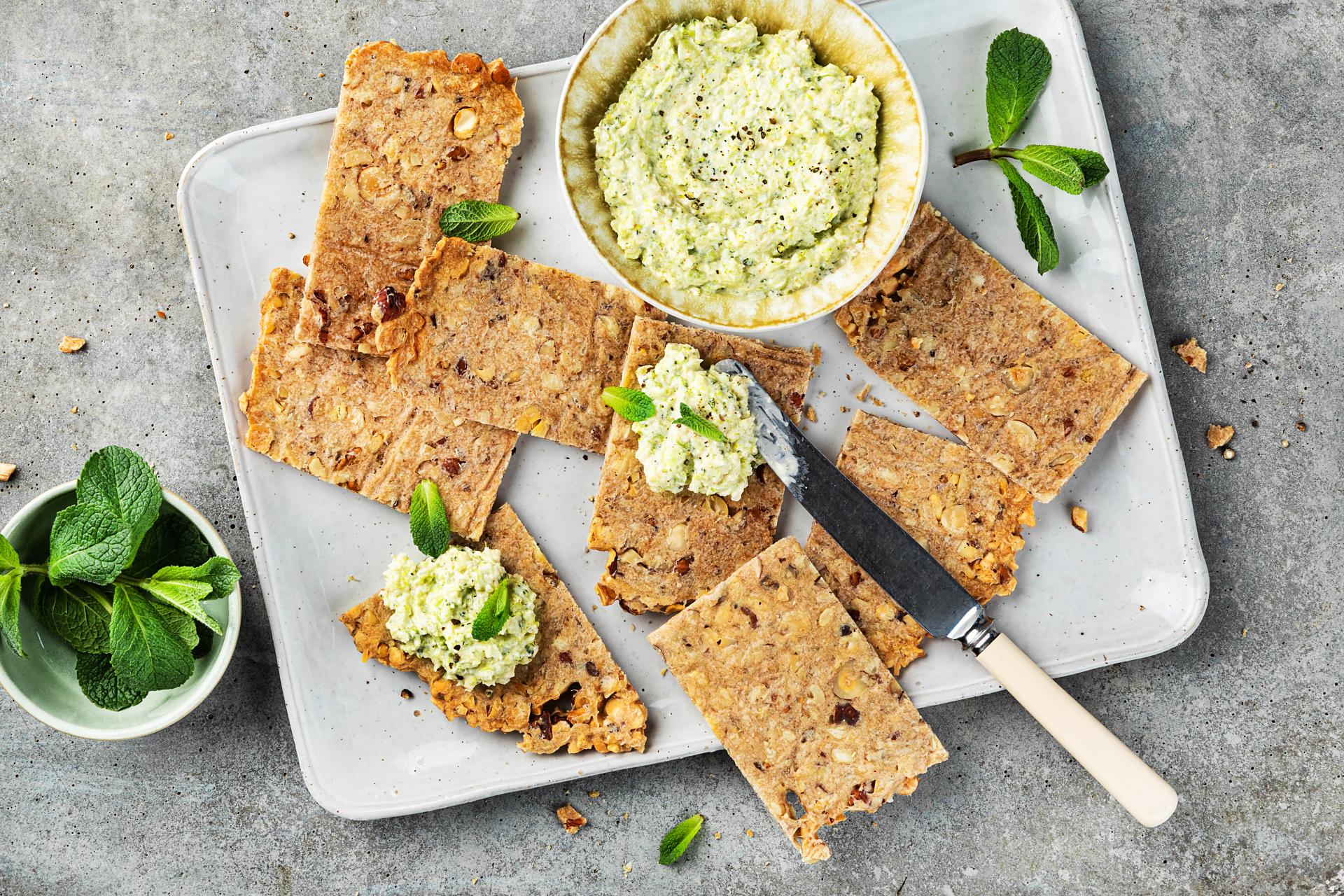 Nuss-Knäckebrot mit Gemüseaufstrich | Apéro und Fingerfood | coop.ch