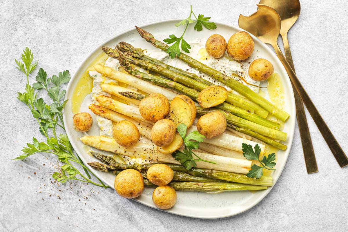 Spargeln mit Kartoffeln und Labneh - Rezepte | fooby.ch