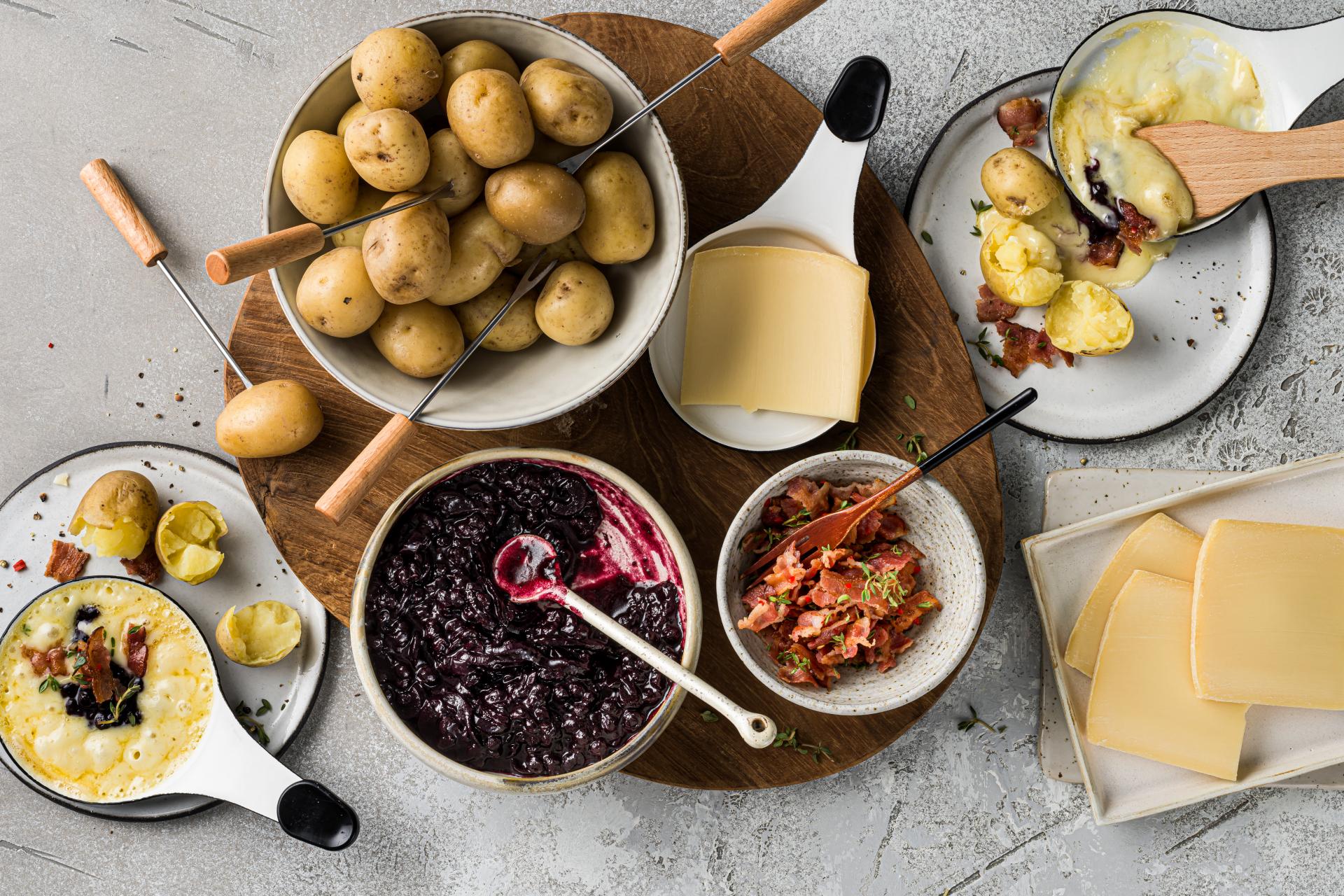 Raclette mit Heidelbeer und Speck | Käsegerichte | coop.ch