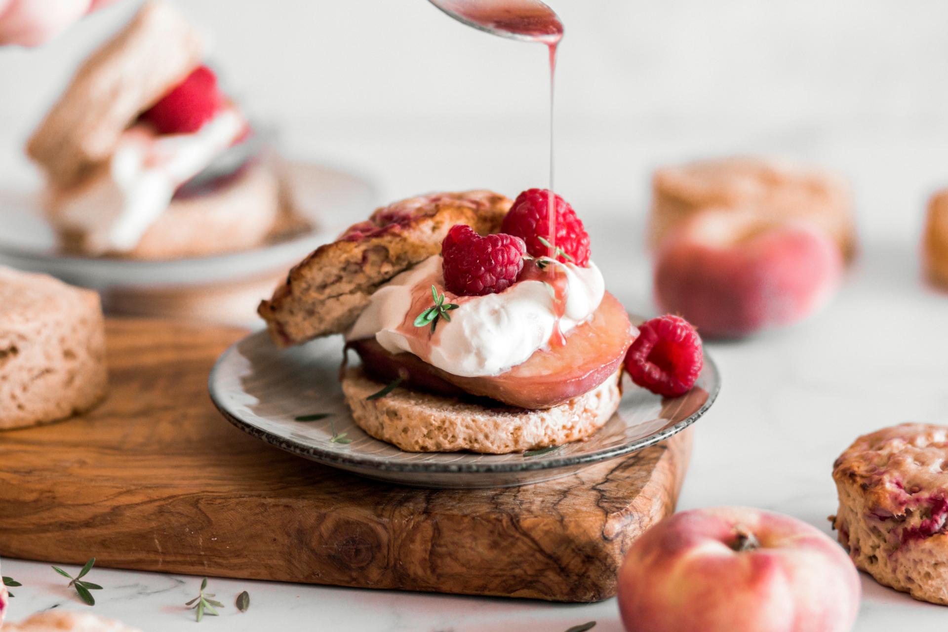 Himbeer-Scones mit gebackenen Pfirsichen | Desserts | coop.ch