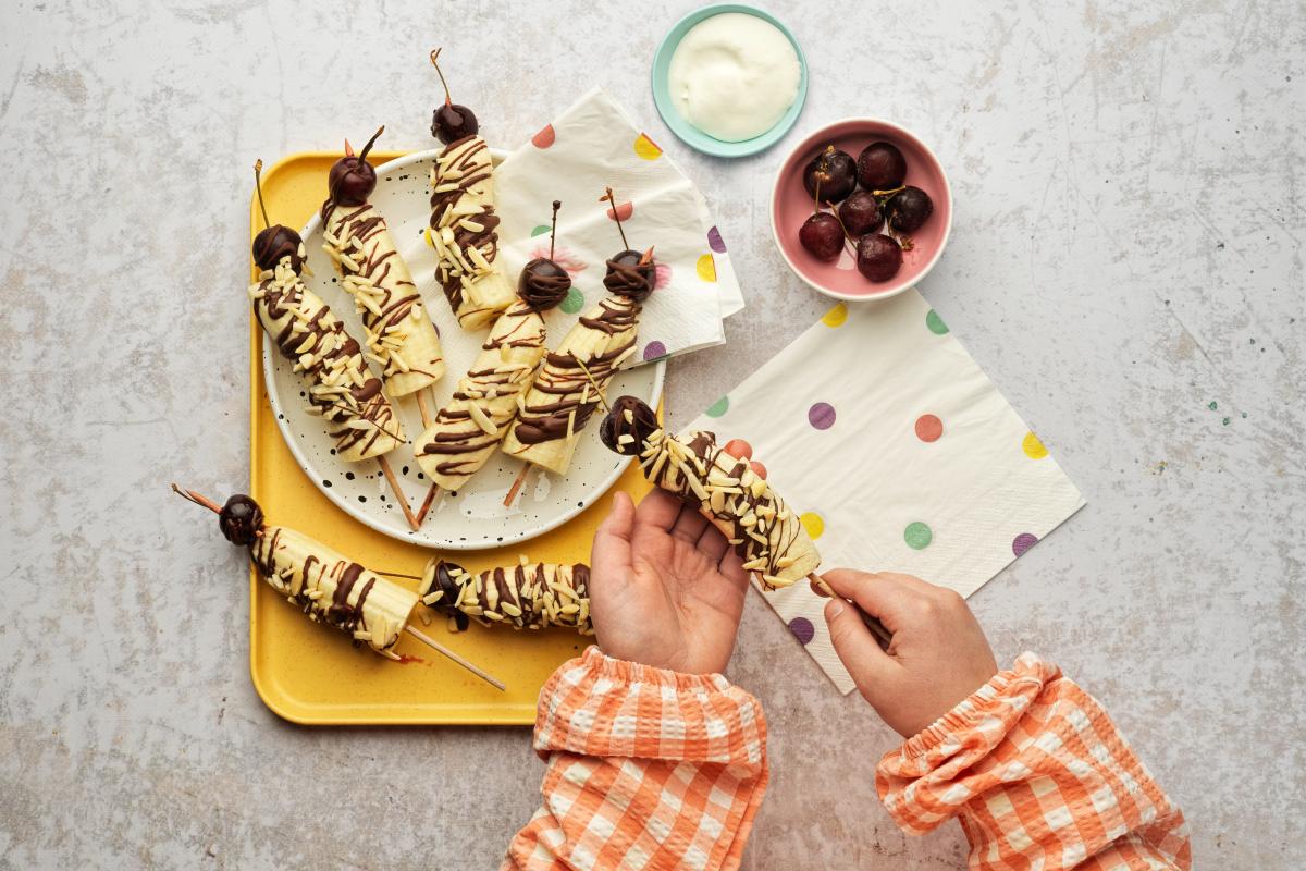 Banana split pops - Recipes | little FOOBY