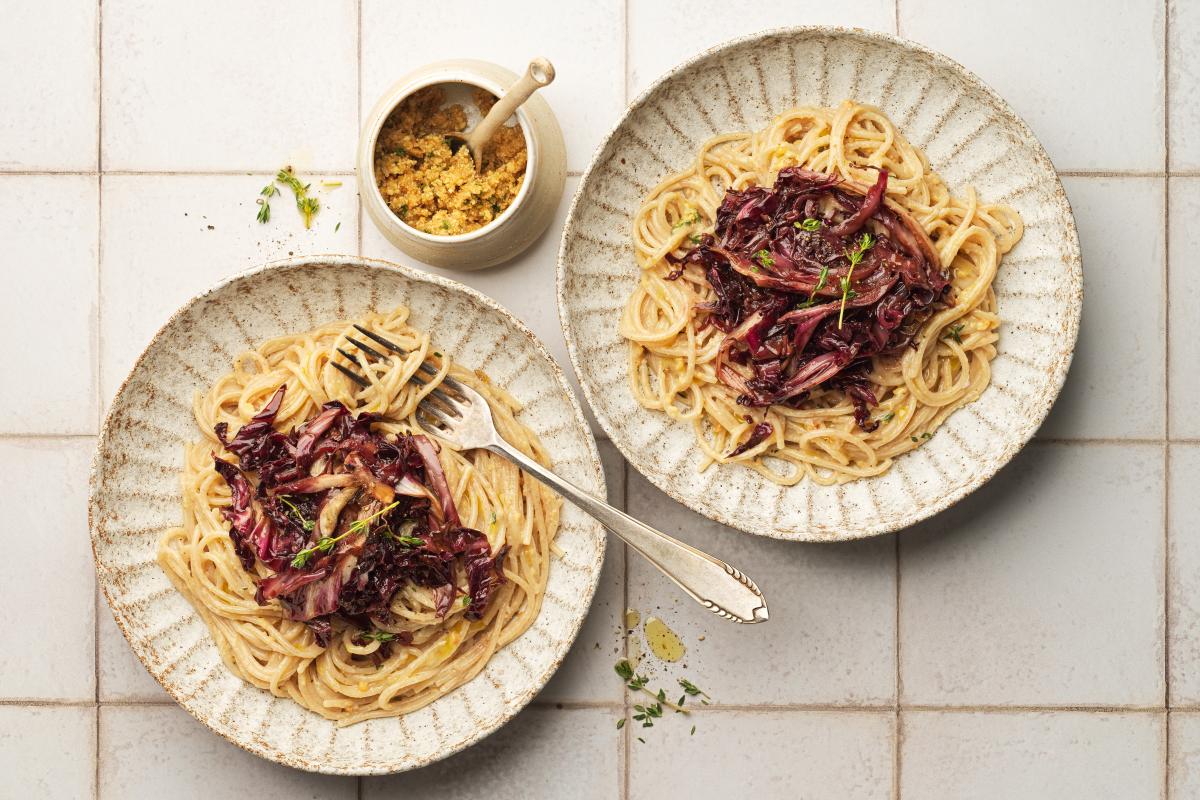 Spaghetti mit Radicchio und Haselnusspesto - Rezepte | fooby.ch