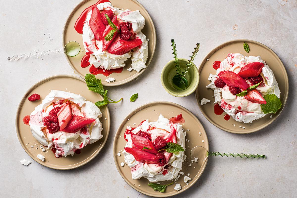 Smashed pavlova with rhubarb - Recipes | fooby.ch