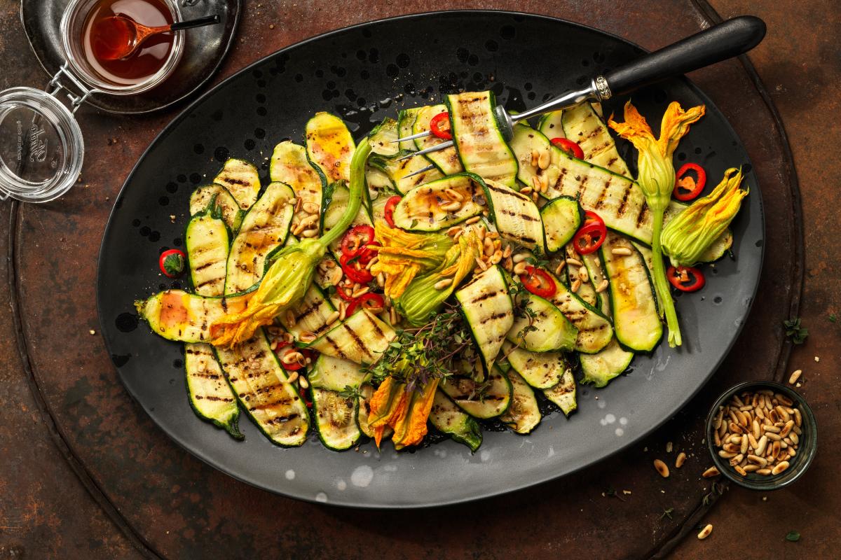 Grillierter Zucchetti-Tabasco-Salat - Rezepte | fooby.ch