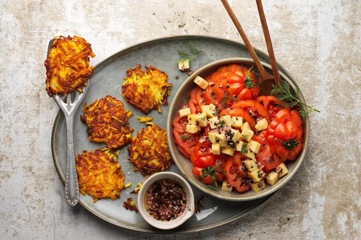 Galettes de röstis et salade de tomates - Recette | fooby.ch