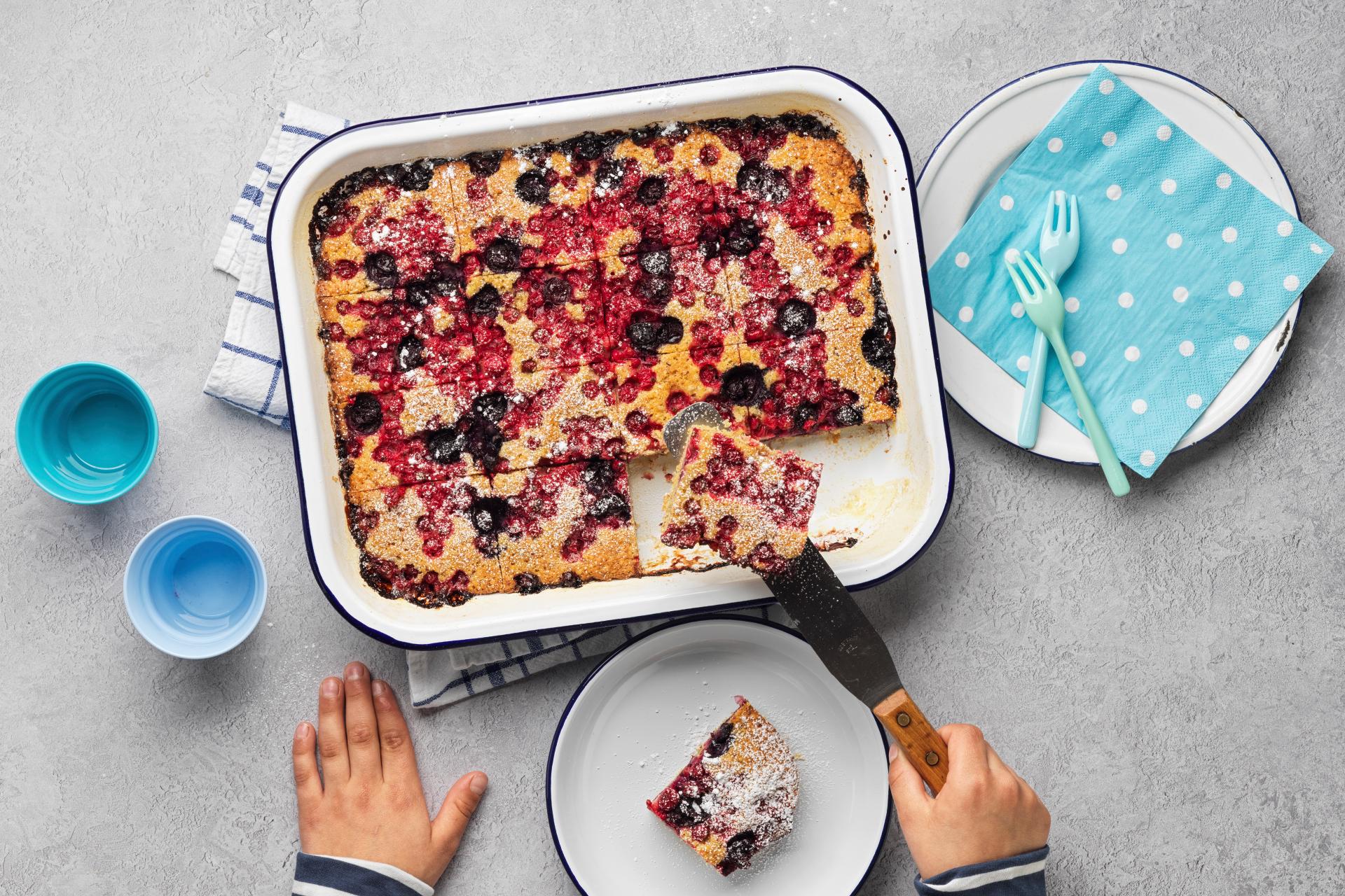 Colourful berry tray bake | Baking sweet | coop.ch