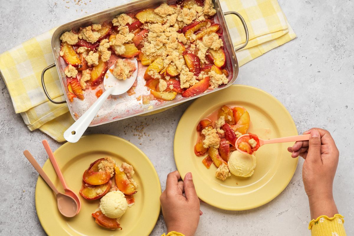 Crumble de nectarines au sésame - Recette | little FOOBY