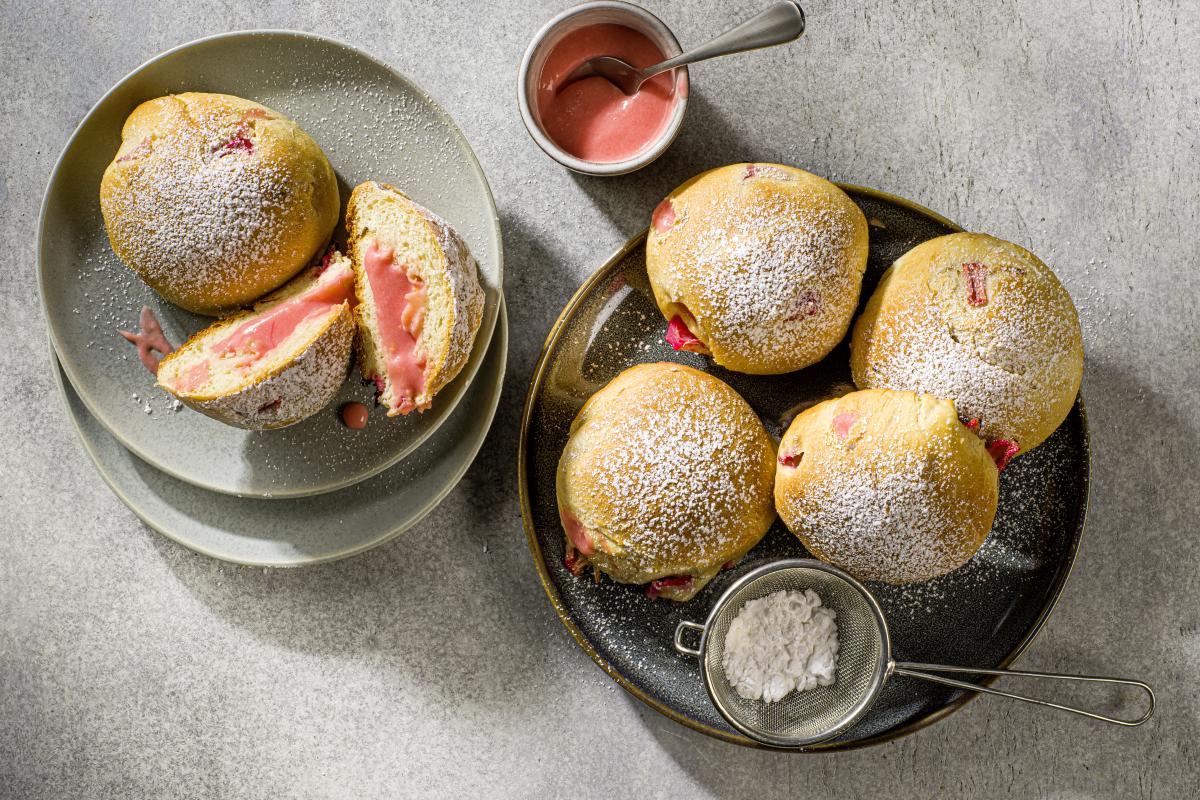 Petits pains façon focaccia à la rhubarbe - Recette | fooby.ch