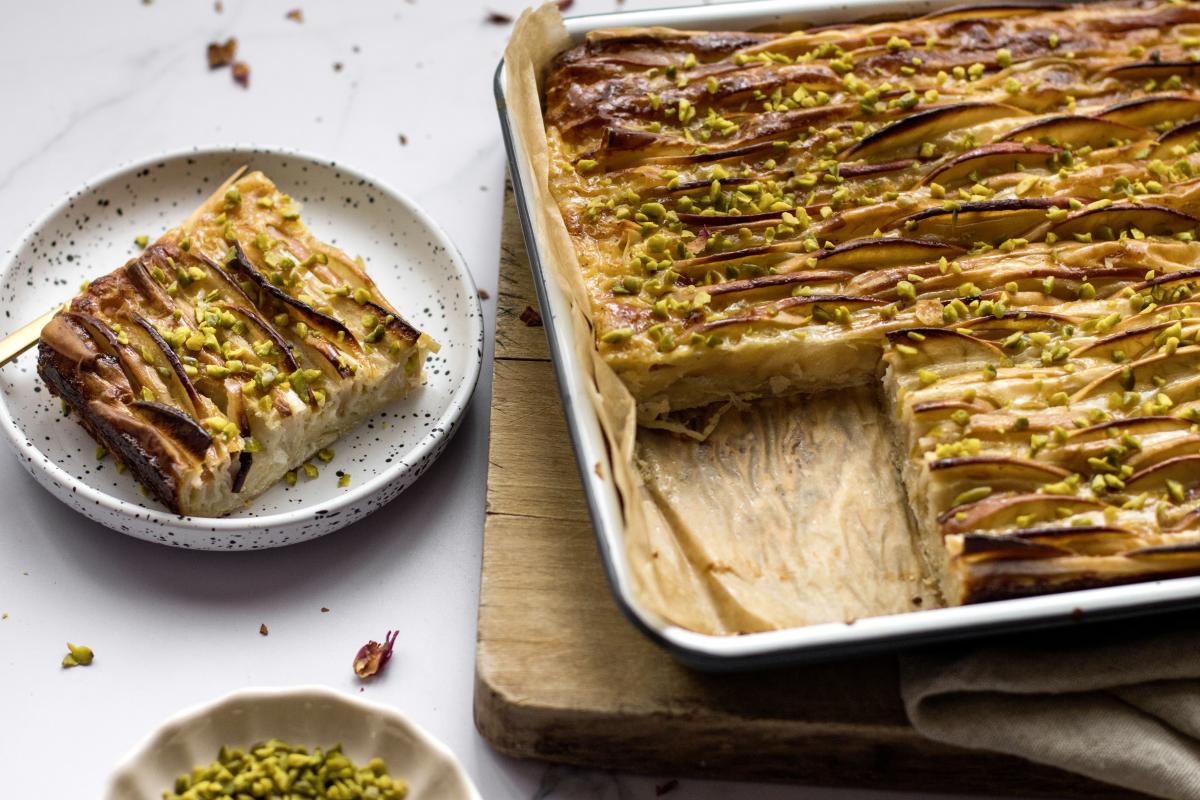 Gâteau aux pommes en pâte filo avec des pistaches - Recette | fooby.ch