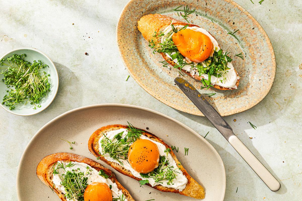 Confiertes Eigelb auf Ricotta-Kräuter-Toast - Rezepte | fooby.ch
