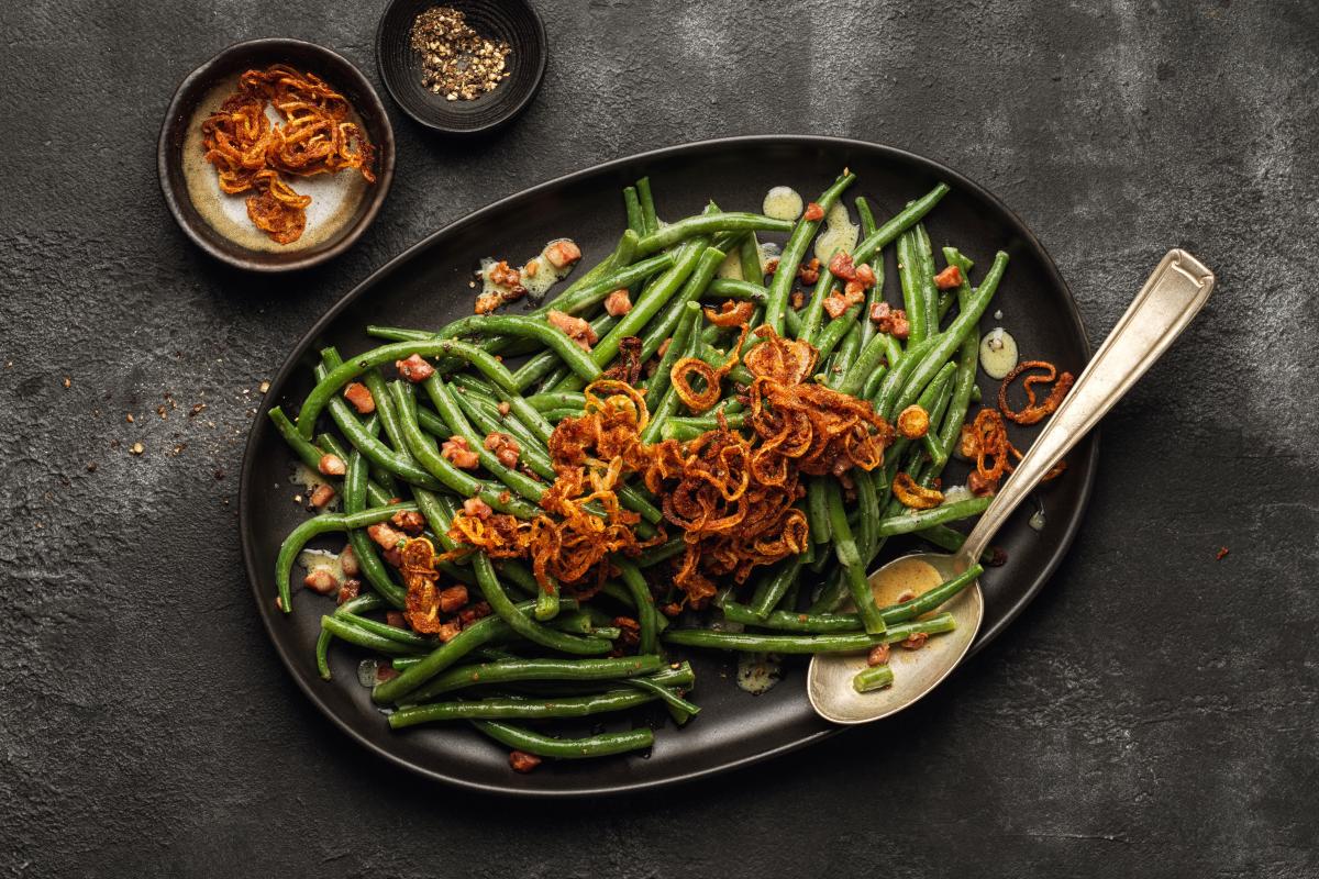 Salade de haricots verts aux oignons grillés - Recette | fooby.ch
