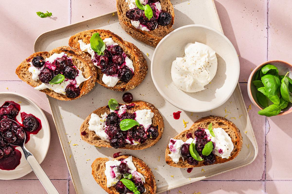 Bruschette à la burrata et aux myrtilles - Recette | fooby.ch