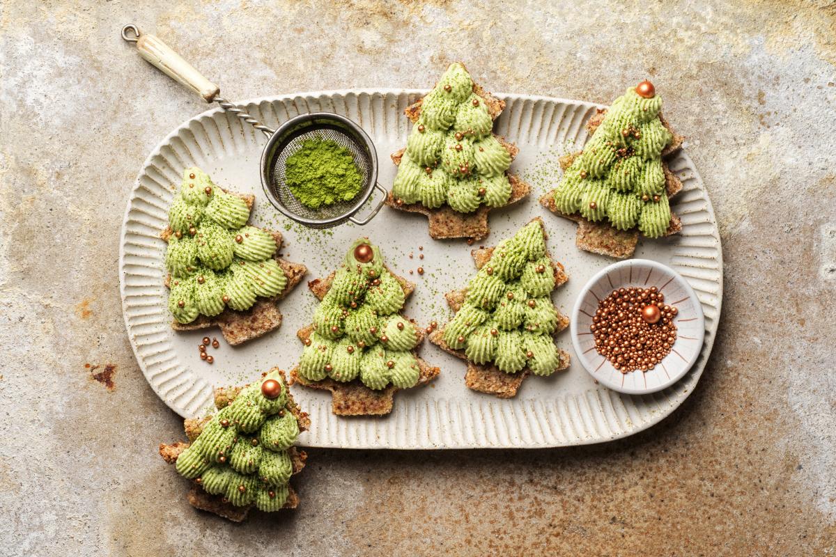 Matcha & cinnamon Christmas tree biscuits - Recipes | fooby.ch