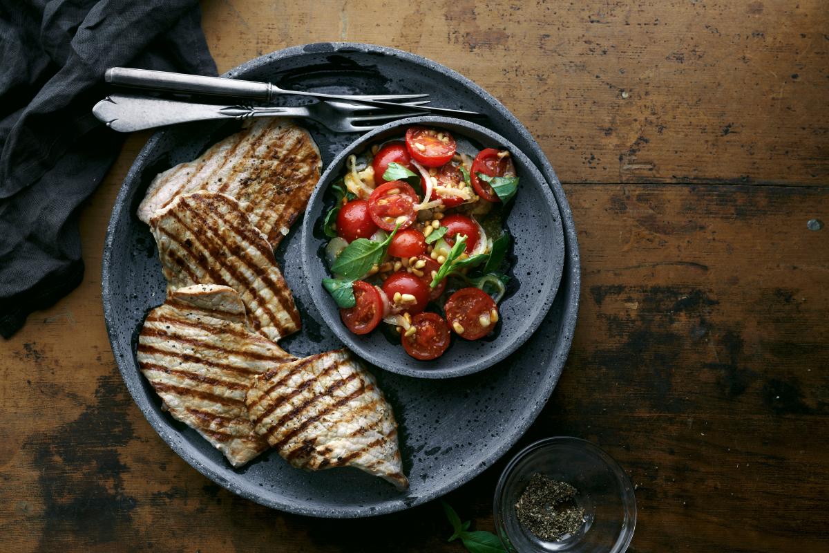 Grilliertes Kalbspaillard auf Tomatensalat - Rezepte | fooby.ch
